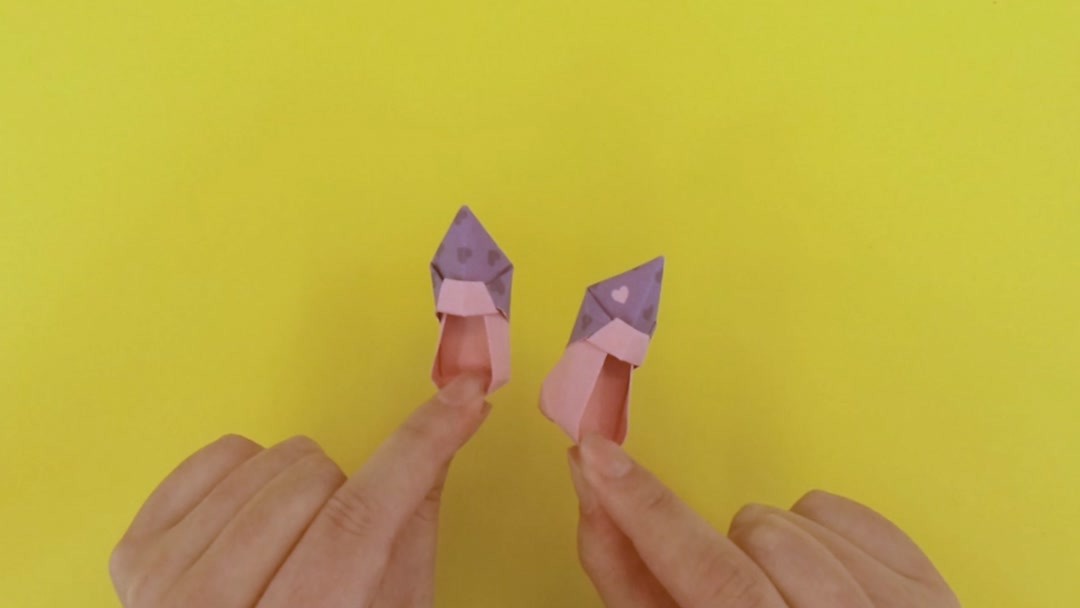 多乐彩纸工坊 第44集 一起来学习如何用折纸折出一双小鞋子吧