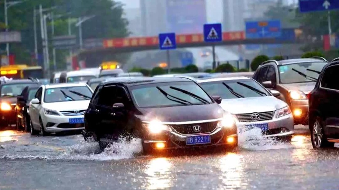 高速行车遭遇暴雨,能在应急车道上停车吗?不知道驾照可要吃亏了