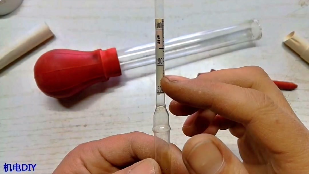 用密度计对电池电解液进行测试!看看好坏电瓶密度差别