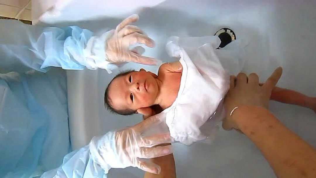 宝宝出生第2天第一次洗澡,软萌萌的一小只,超级淡定