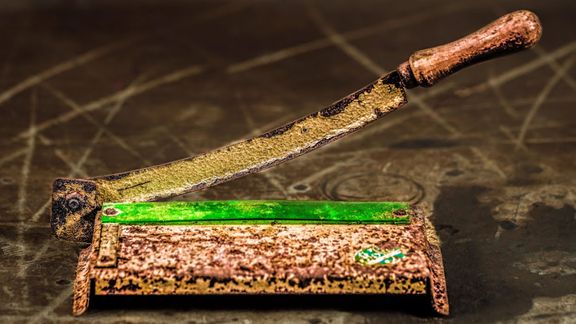 古董级别的裁纸刀,修复好效果真的惊人,时间没有磨灭它的韧性