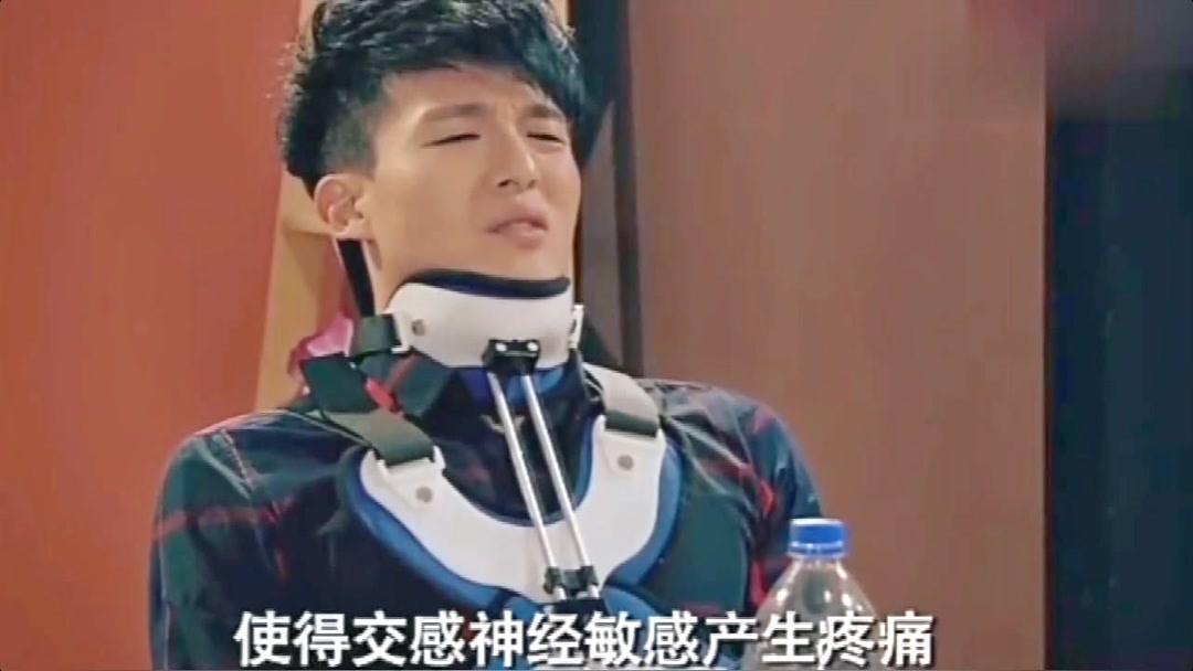 爱情公寓:子乔从六楼跳下去,结果脖子骨折了,吃饭都是悠悠喂的
