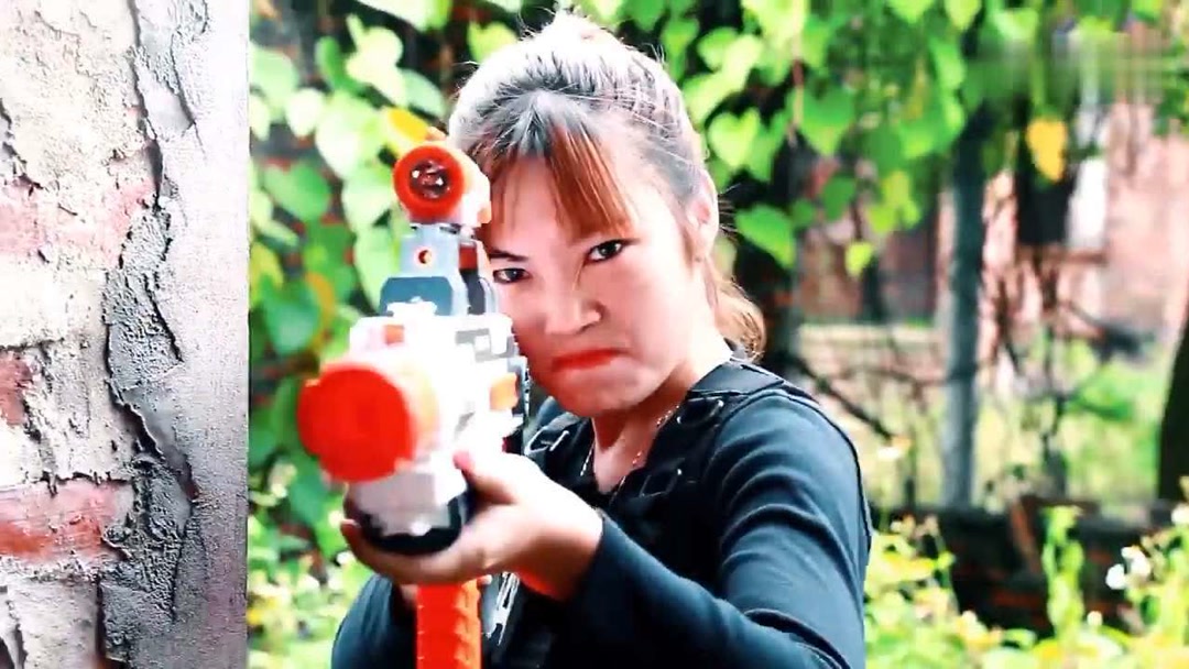 搞笑CS枪战-美女屋内被围堵,秒敌冲出包围圈