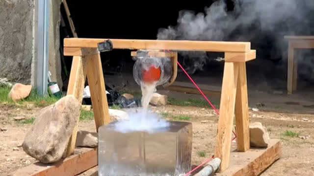 在冰块上倒上熔融盐会发生什么?网友:这冰块裂的真整齐!