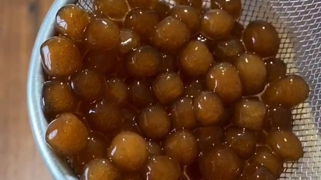 珍珠奶茶里的珍珠怎么做?教你一个绝招,2分钟做300个