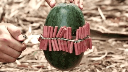 鞭炮炸西瓜最新玩法,点燃的那一瞬间男子就后悔了,画面堪称炸弹爆炸!