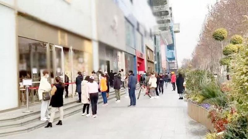 ...门口排起百米长队。店员在地上划线,让大家排队时保持1米间距。食...