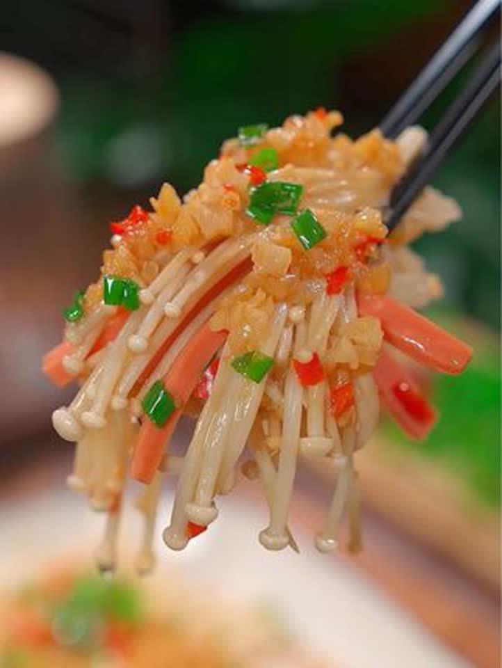 家里来客少不了这道蒜蓉金针菇,蒜香入味,做法比烧开水还简单 家里...