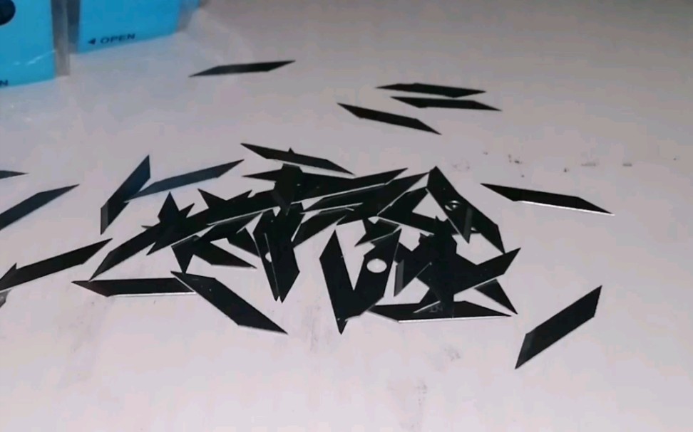 解压掰刀片,做笔刀准备工作,家里来客人了,杂音有点重