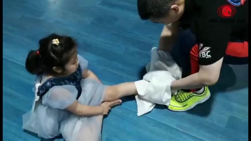 为小女孩现场治疗脚踝扭伤