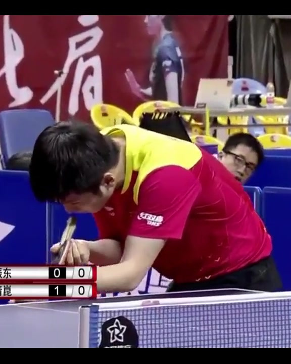 黄石热身樊振东与梁靖崑同场竞技,大胖对小胖谁的打法更暴力?