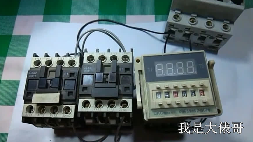 电工知识:2个接触器控制电机正反转,加一个延时继电器循环运行