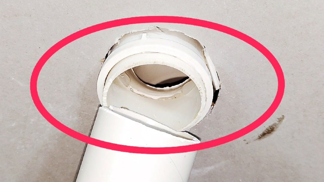 一整根PVC管齐根断裂,堵住弯头拆不出来怎么办?修好很简单