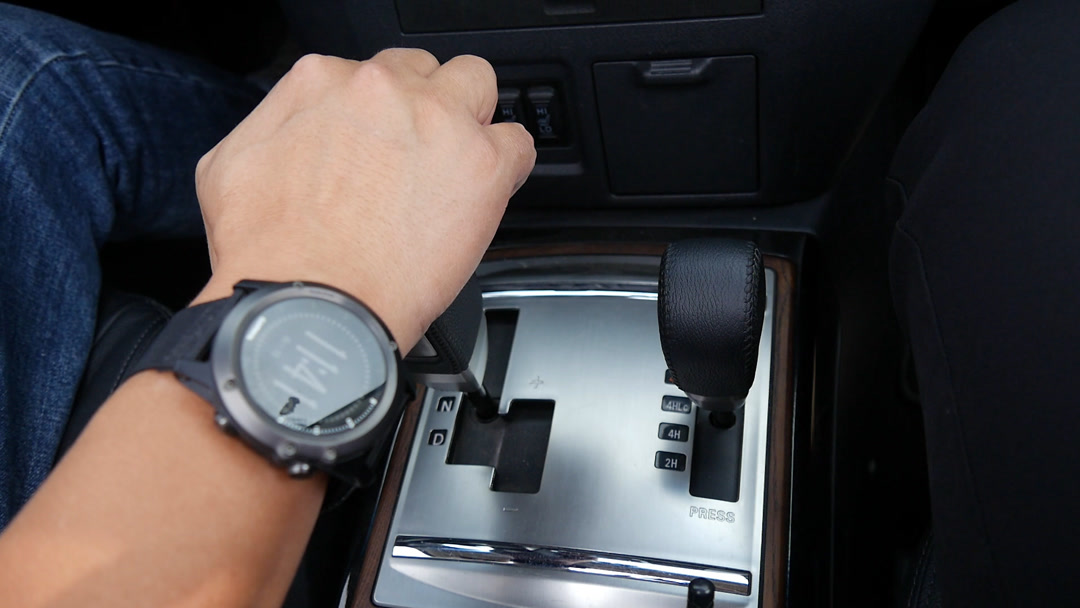 长下坡踩着刹车挂D档太危险,不如换成这个档位省油还不伤车