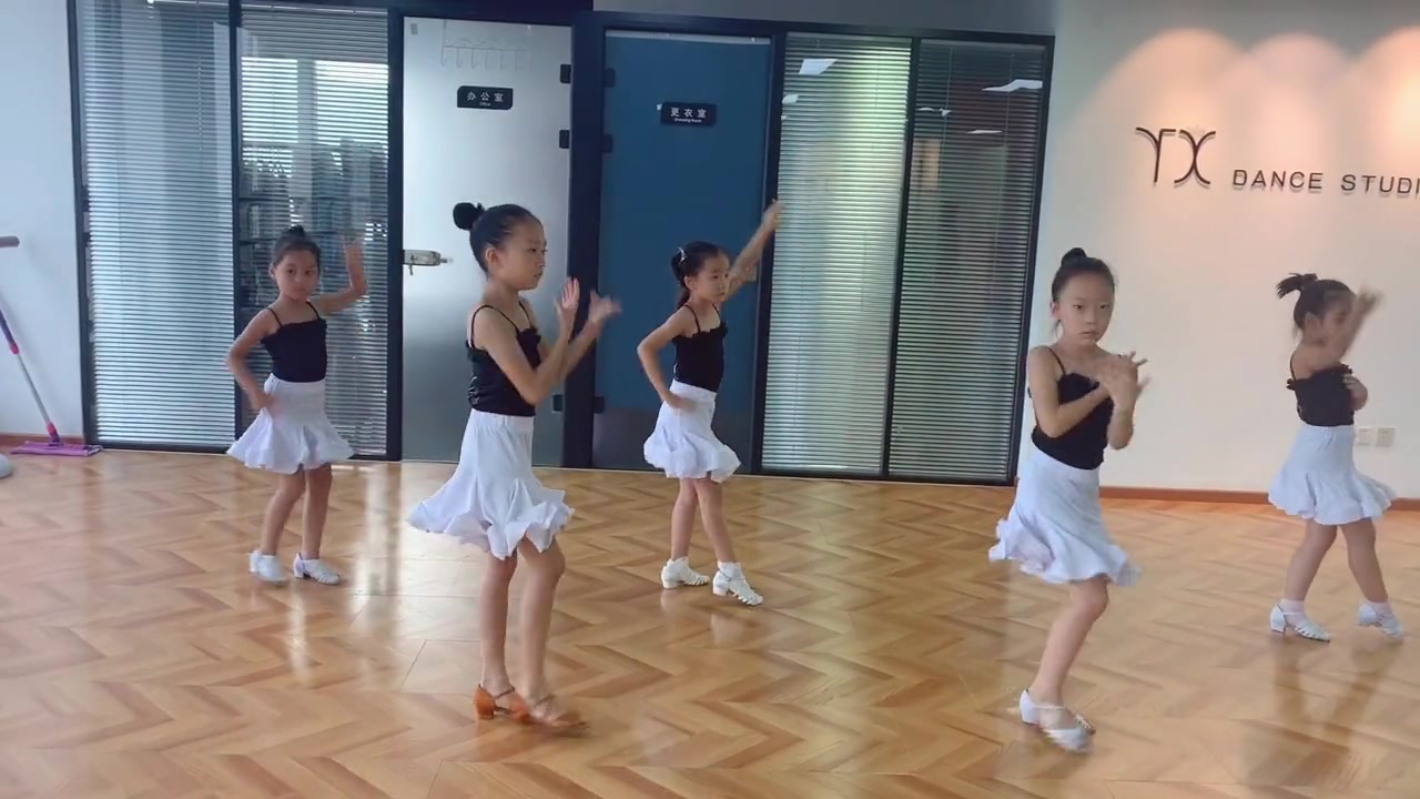 拉丁舞:什么叫女人味,最简单的舞步和扭动,也难以不啧啧称道!