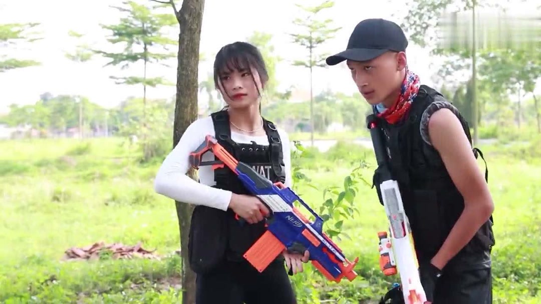 搞笑CS枪战-美女双排,一个眼神就能配合秒敌