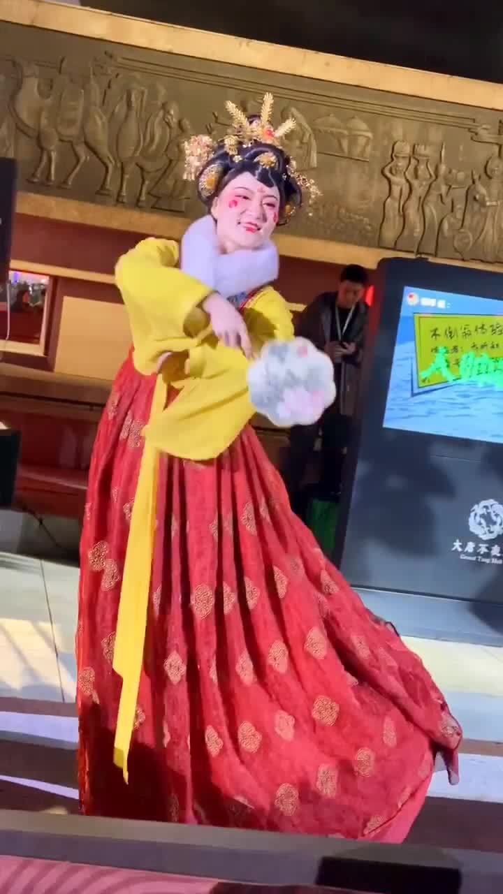 新来的不倒翁小姐姐现场表演大家更喜欢哪一个不倒翁小姐姐呢打开.