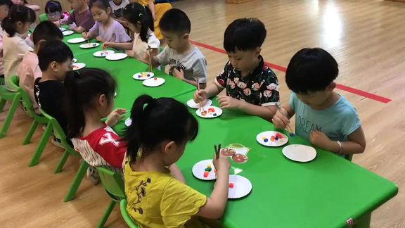 幼儿园是怎样练习使用筷子的呢?