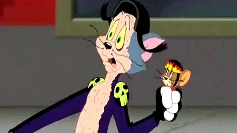 《猫和老鼠》汤姆追赶杰瑞被货车拖倒在地,蹭掉一身毛,真倒霉!