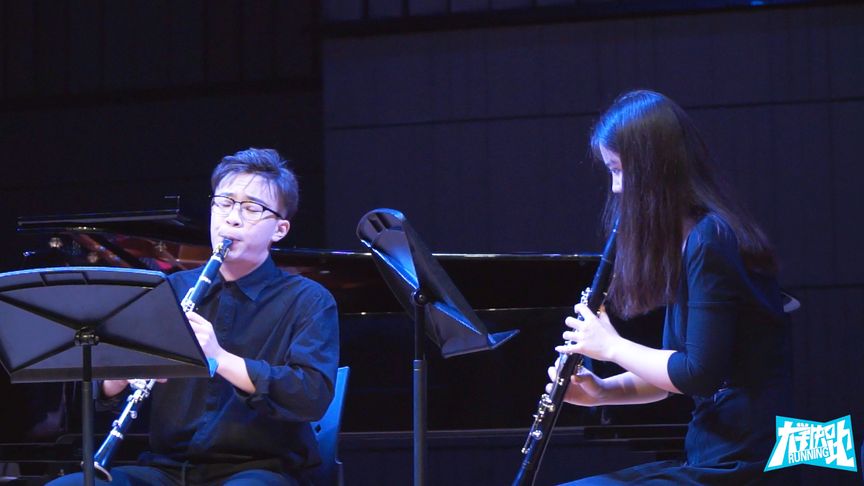 实拍美女大学生演奏单簧管,这种西洋乐器听起来很有空灵感