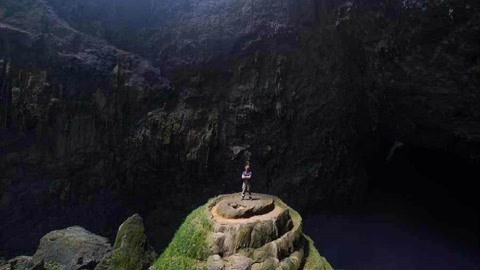 农夫发现高200米的洞穴,隐藏深山数万年,进去后却是另一个世界