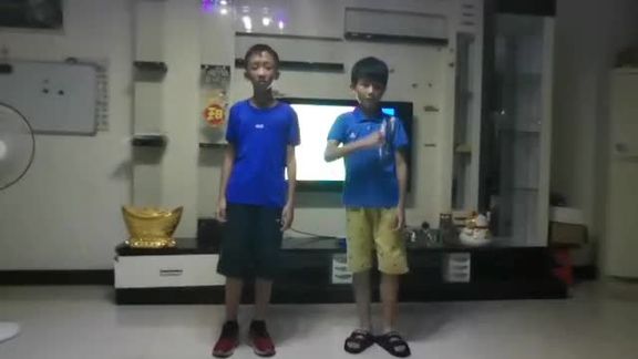 哥哥在努力排练周一晨会表演的相声节目,加油!加油!加油!