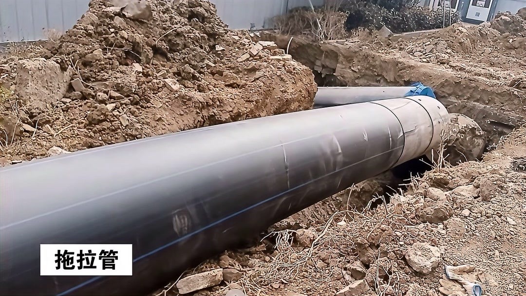 拖拉管施工中,前两期视频拍摄的是水平钻孔机在施工