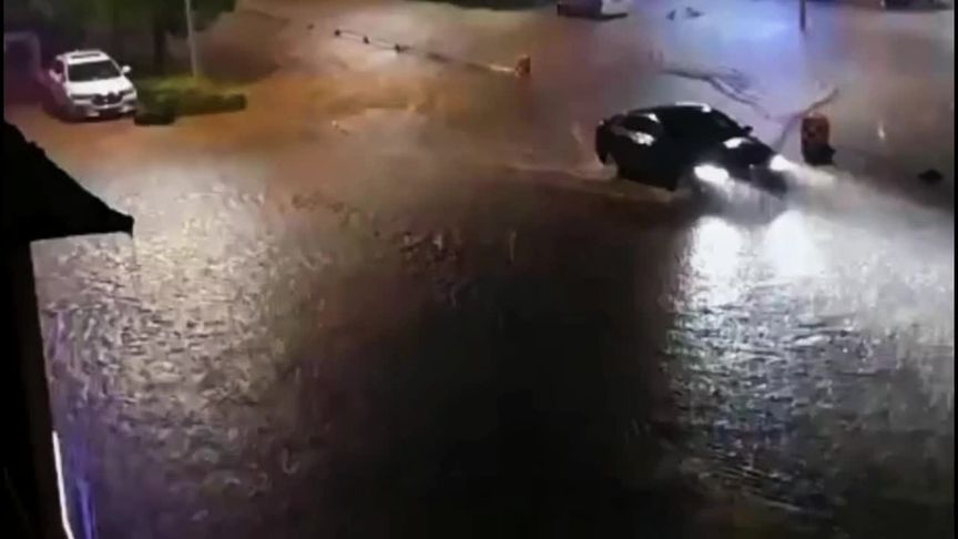 #雨天行车注意安全 下雨天,开车注意安全