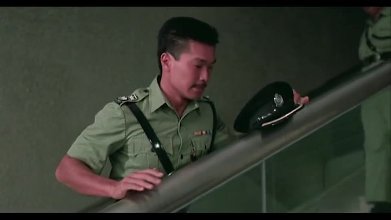 小伙太嚣张,在警察局门口指着警长鼻子骂