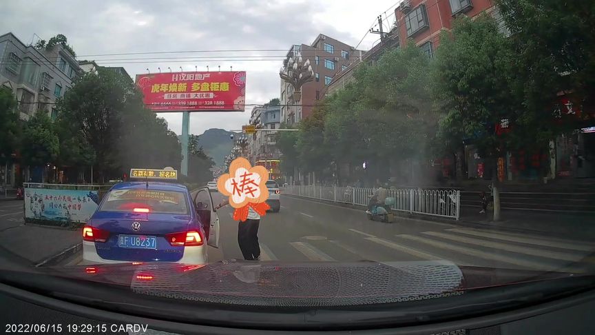 这些出租车要逆天啊,该去接受教育培训了#交通安全