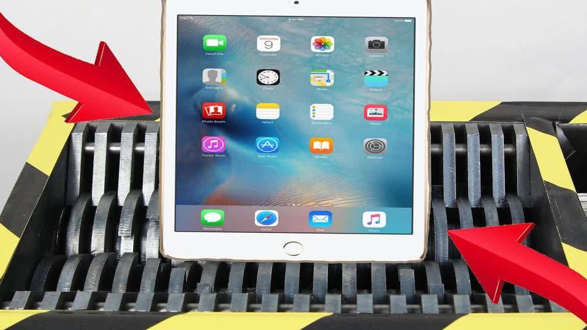 用疯狂粉碎机粉碎乐高《我的世界》鸡场玩具和Ipad