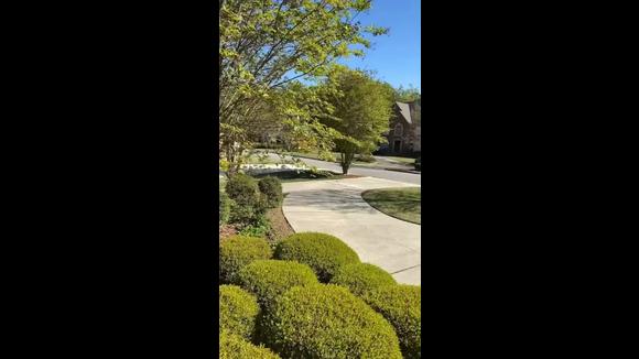 蔚蓝天空,澄澈无暇,阳光不燥,微风正好