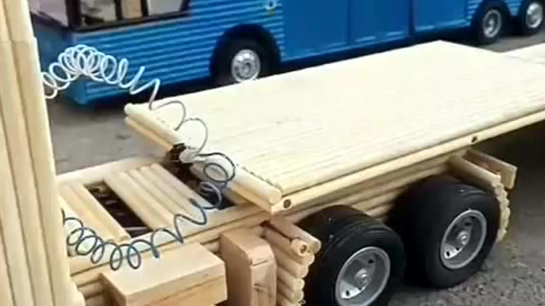 一次性筷子废物利用竟然能做大巴车