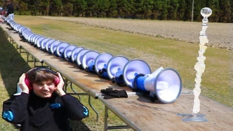 100个扩音器扩大的声音威力有多强?老外亲测,结局让人大吃一惊