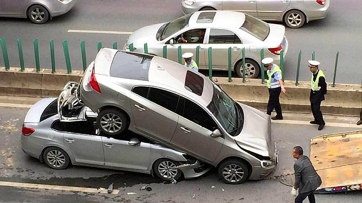 奇葩司机倒车撞墙,前进撞车,网友:这司机车技真的是无敌了!