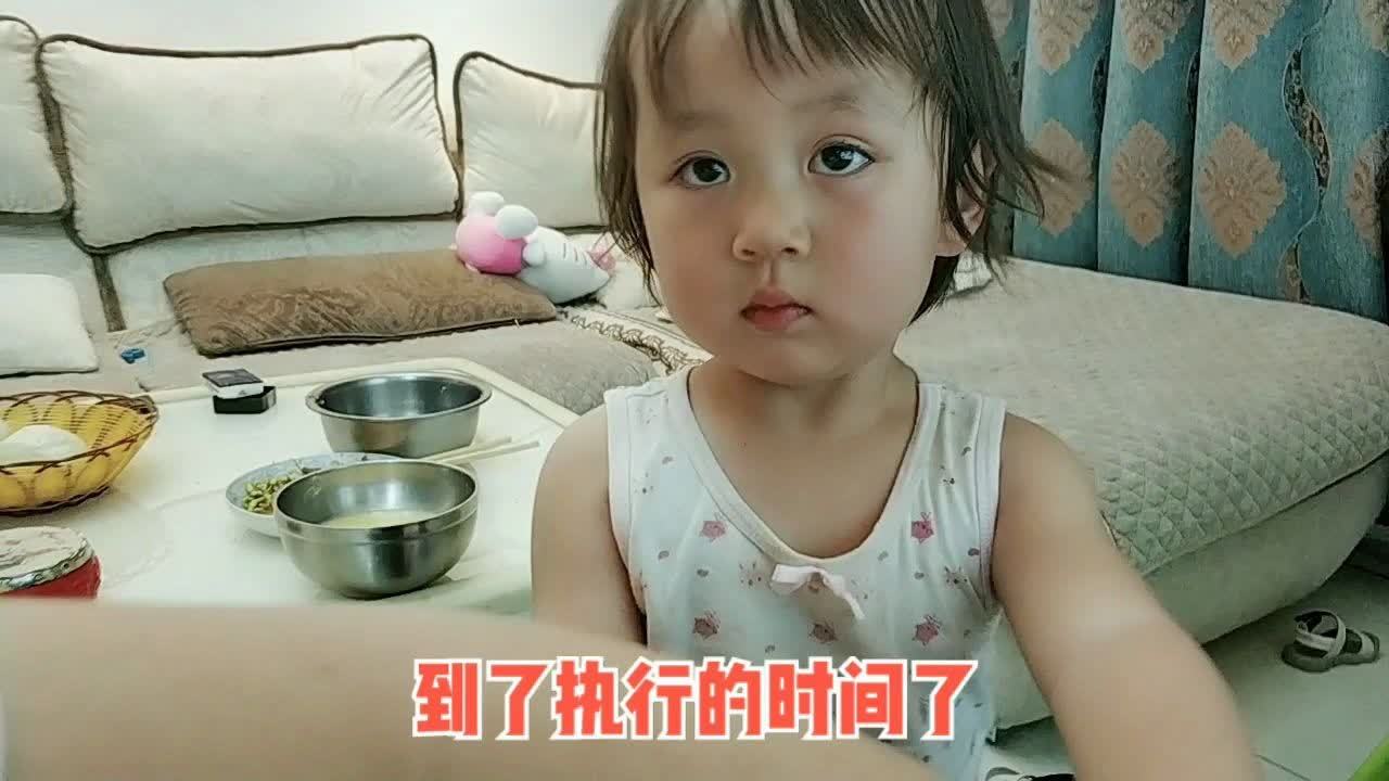 过了睡觉的时间,两岁小菇凉要看动画片,爸爸劝说无效使用大招!