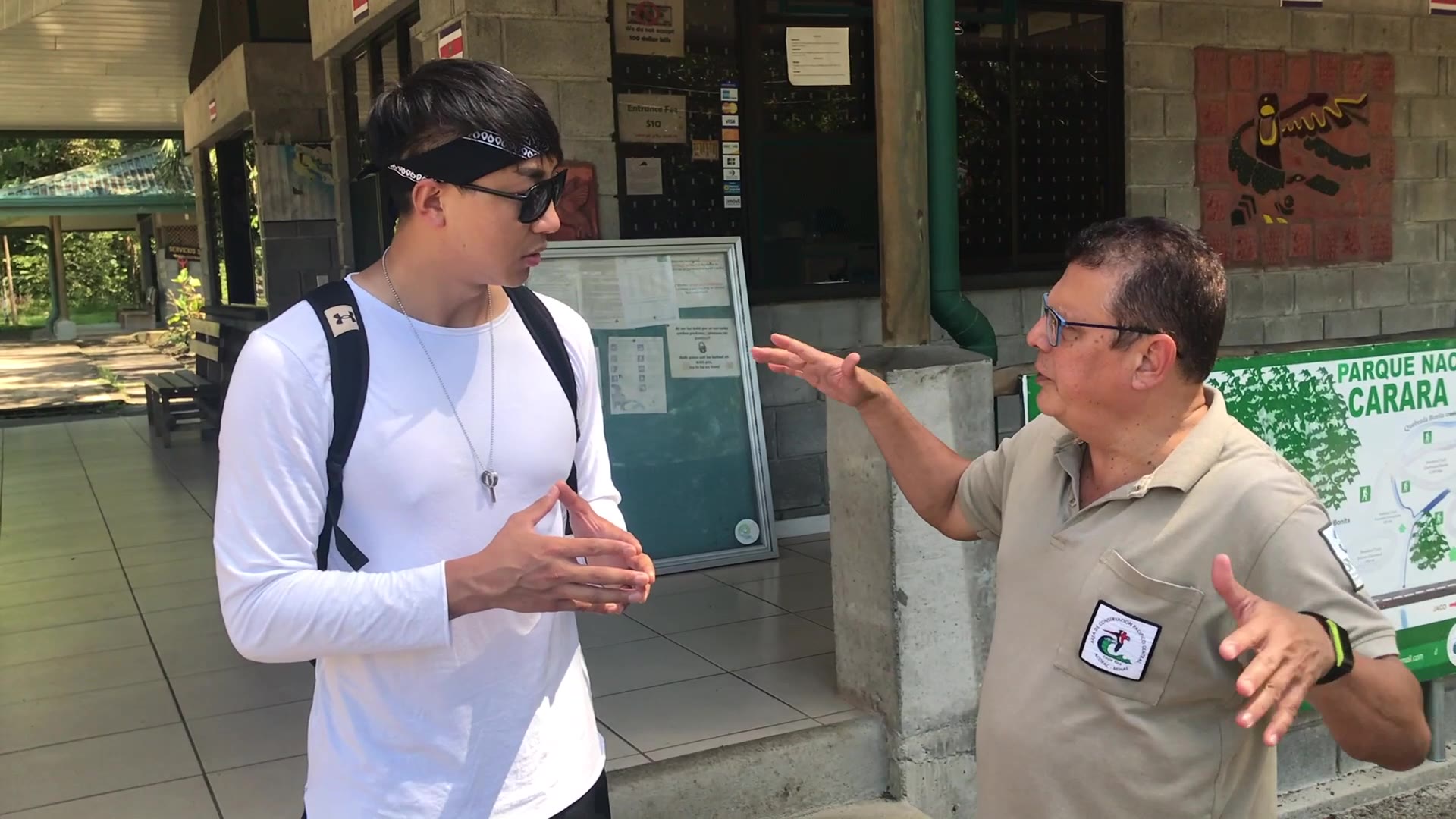 芒果树上居然没有芒果 看国家公园的管理员秒变鸟人
