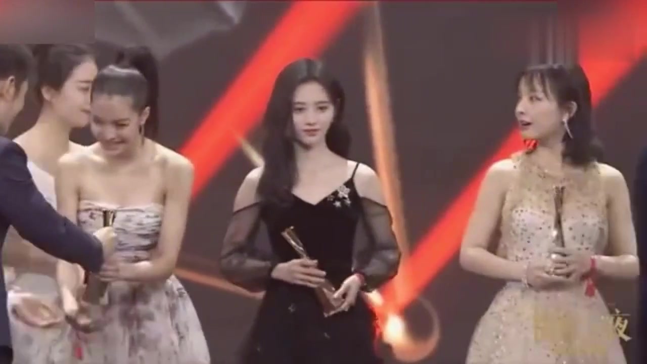 微博之夜,鞠婧祎上台领奖了,恭喜小鞠,你是全场最靓的仙女