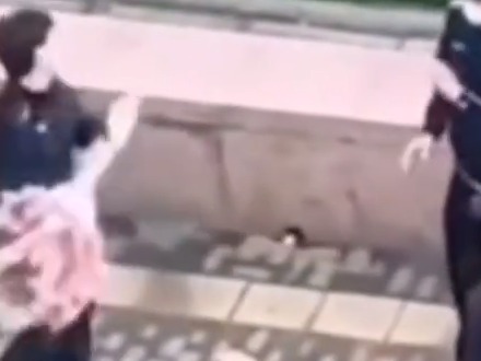 城管将小贩糖葫芦扔进绿化带?青岛综合行政执法局:正在调查