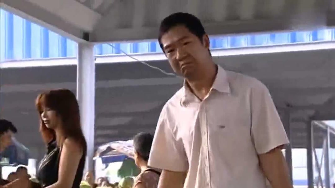 出租司机拉不讲理顾客,开着车就抢方向盘,撞了车还要赔偿