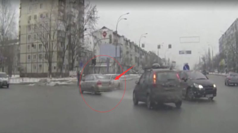 行车记录仪拍下的交通事故的瞬间!值得司机去反省啊!