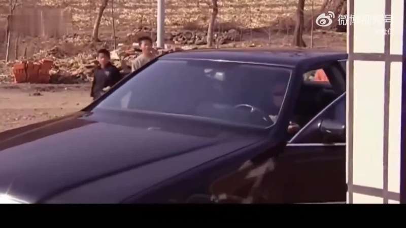 马大帅:彪哥开奔驰回村,全村人都来凑热闹,看20遍都忍不住笑#春节好...