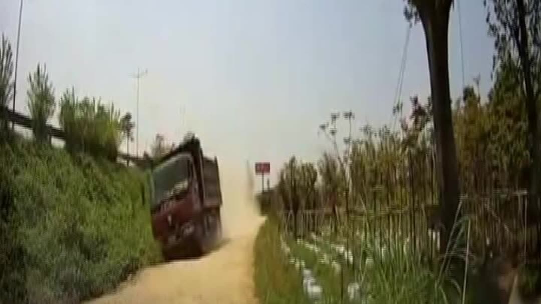【拍客】实拍渣土车下坡蹊跷翻车