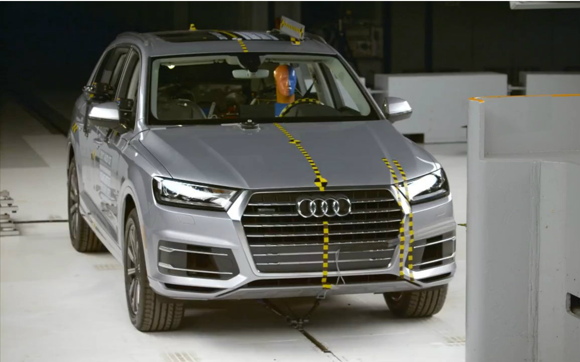 2017款奥迪Q7 美国高速安全碰撞测试 25%正面偏置碰撞 64公里每小时