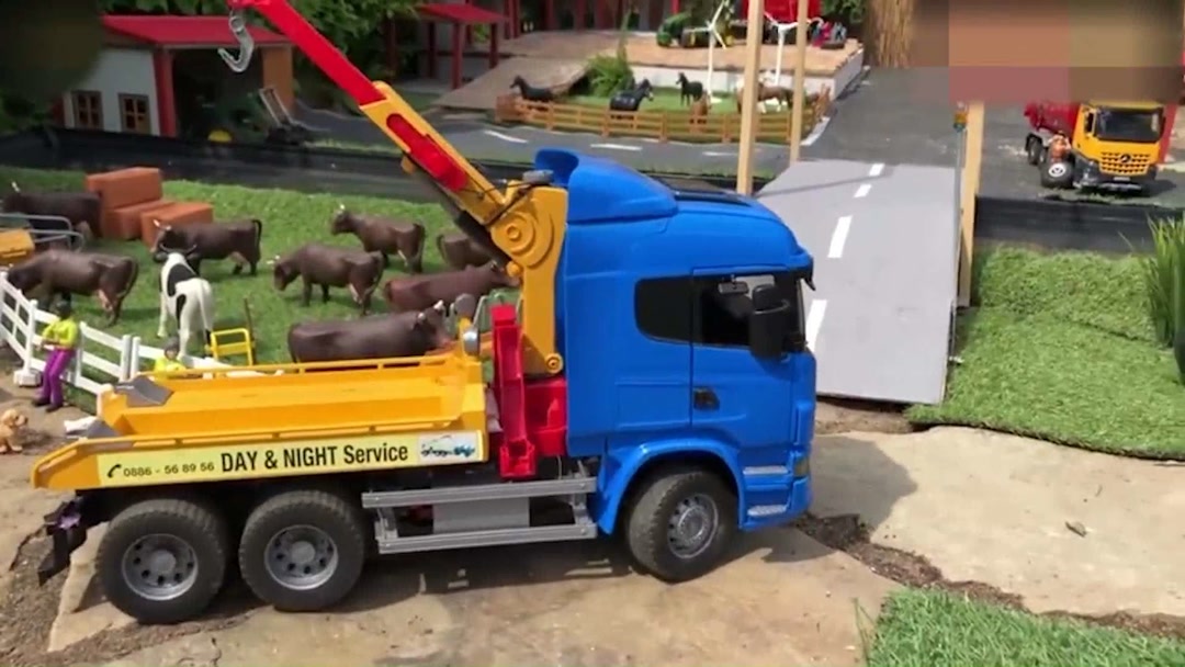 RC模型之建筑工程车玩具在更换车轮,这做工太逼真了!