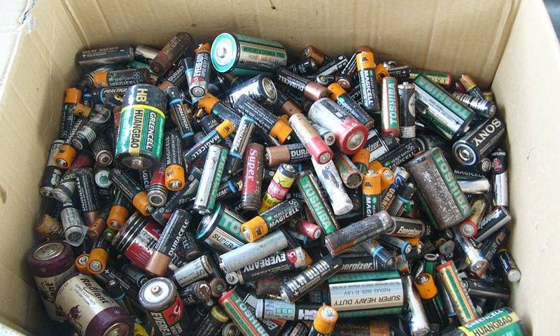 废旧电池以后别扔掉,简单一步变废为宝,能省很多钱