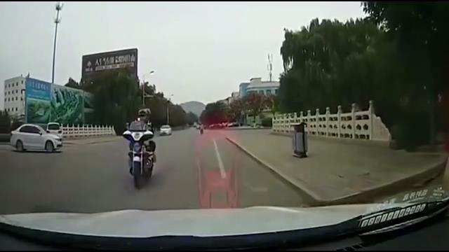 下车时忘记关闭行车记录仪,车子给我拍下这心碎的一幕。