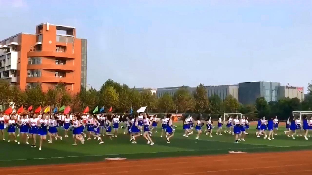 运动会开幕上,小姐姐们的开场舞太帅了,都是长腿美女