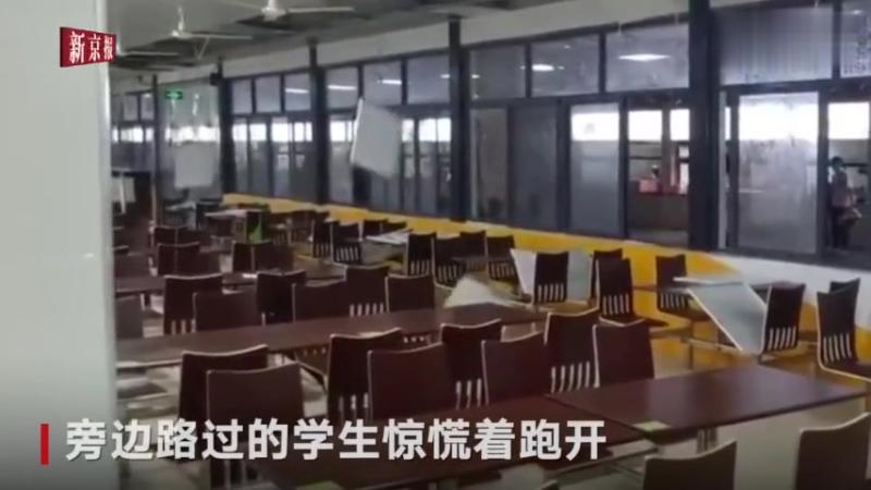 【武汉暴雨高校天花板垮塌 路过学生惊慌躲避】5月25日,湖北武汉连续...