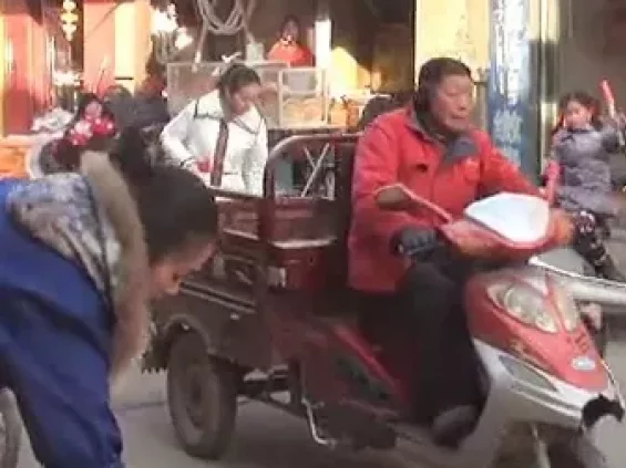 [拍客]残疾夫妻带儿寒冬乞讨